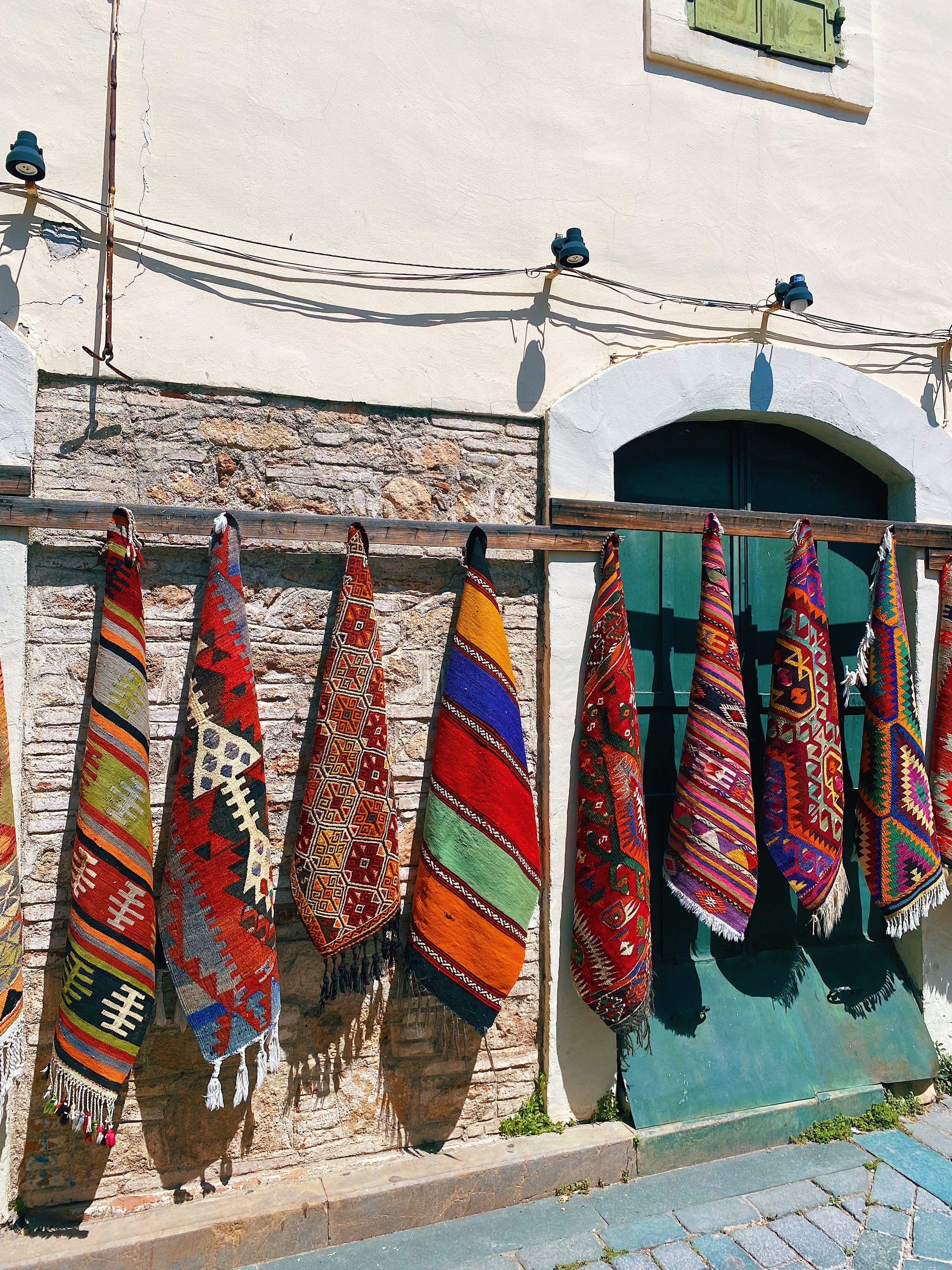 Timeless Craftsmanship: Handmade Carpets vs. Machine-Made Rugs